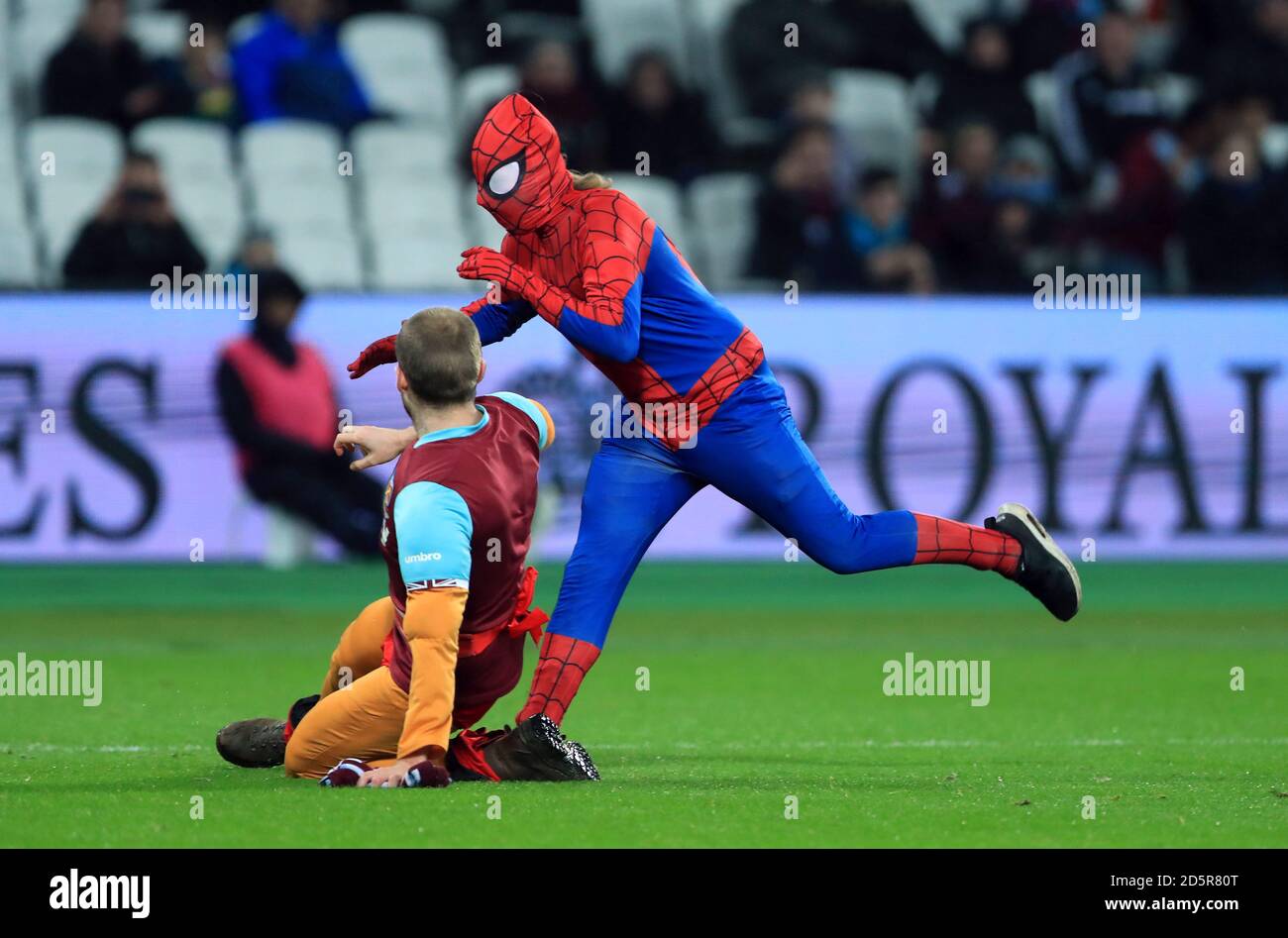 Pitch invaders on the pitch Stock Photo - Alamy