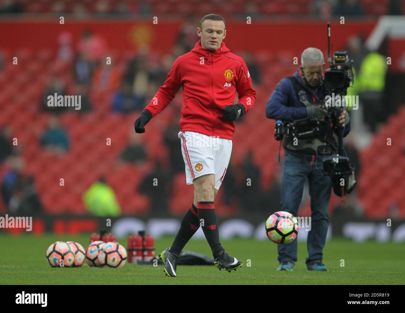 Manchester United's Wayne Rooney warms up before kick off Stock Photo ...