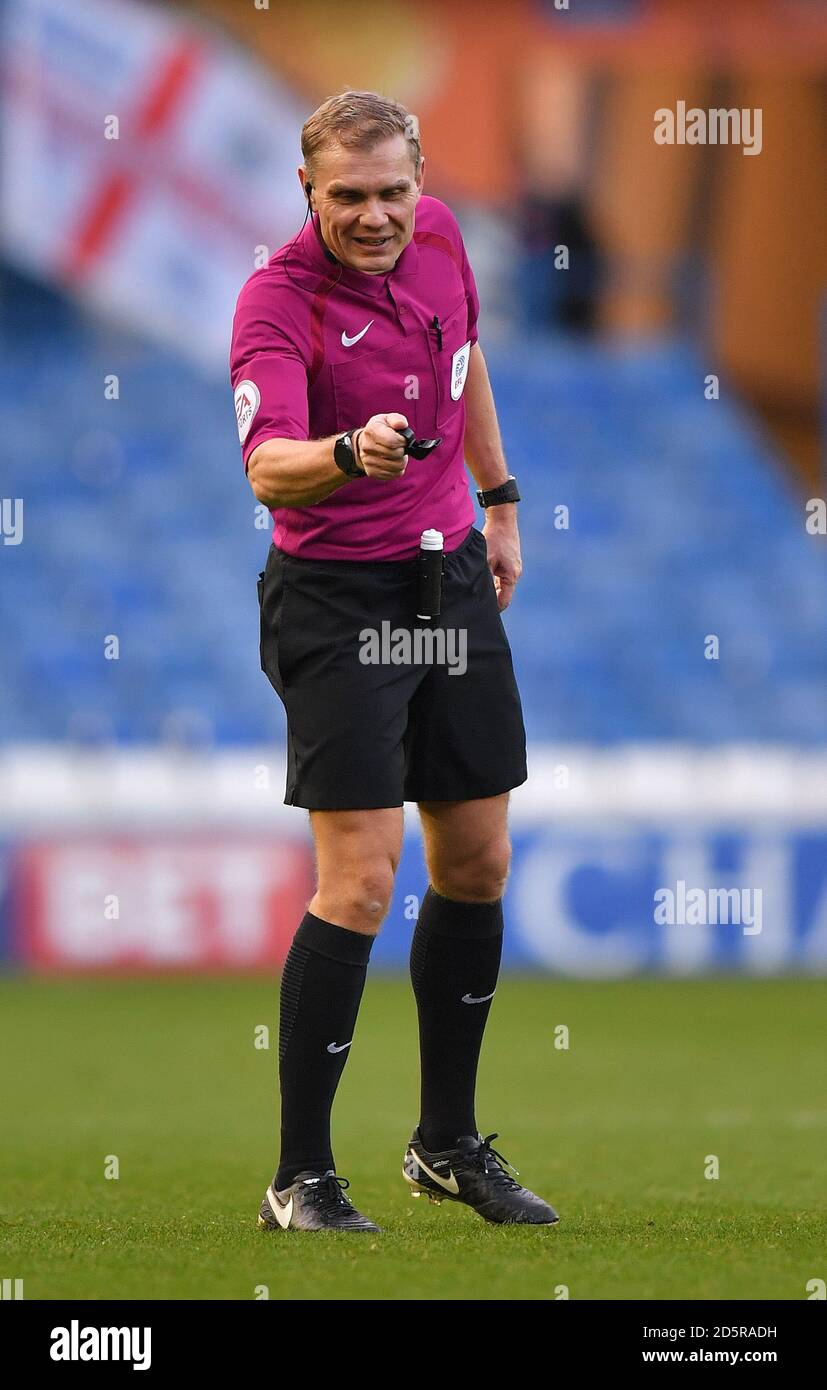 Referee Graham Scott High Resolution Stock Photography and Images - Alamy