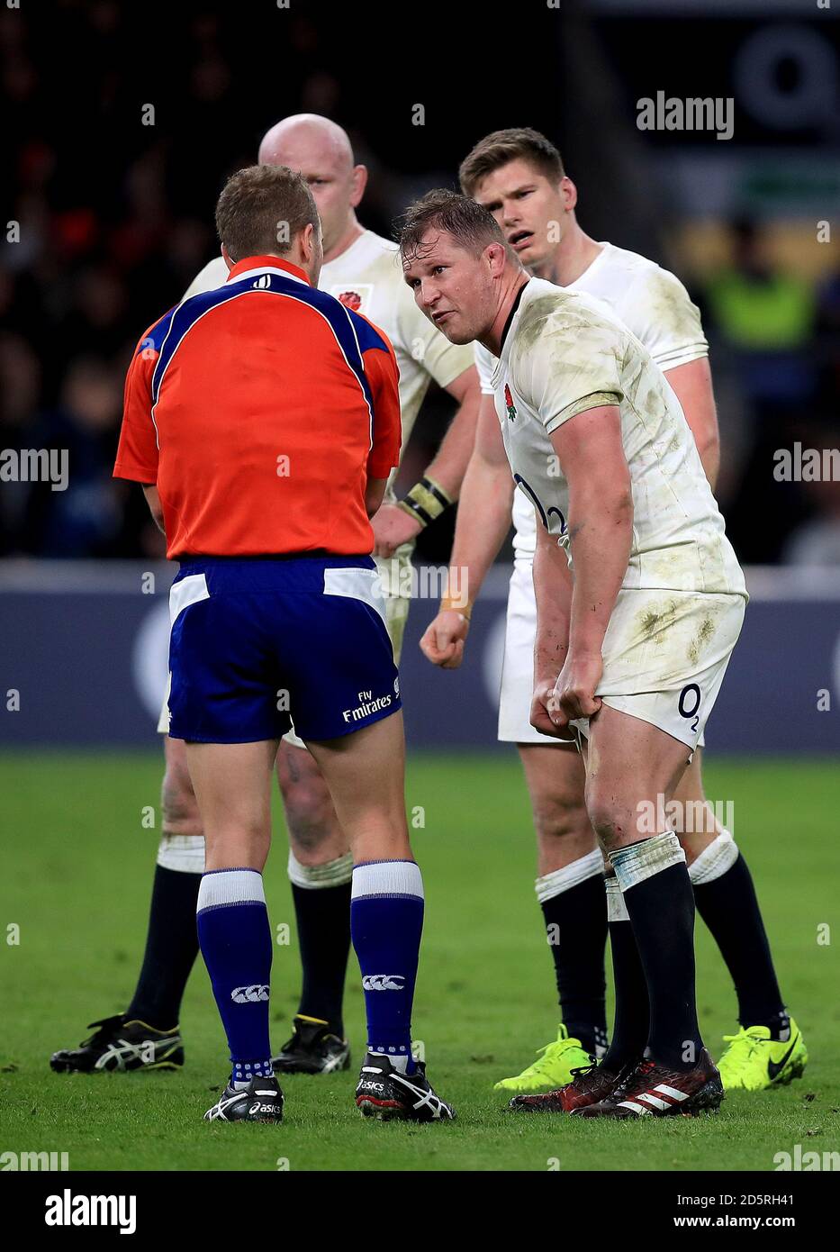 Referee Angus Gardner speaks with Dylan Hartley (right Stock Photo - Alamy