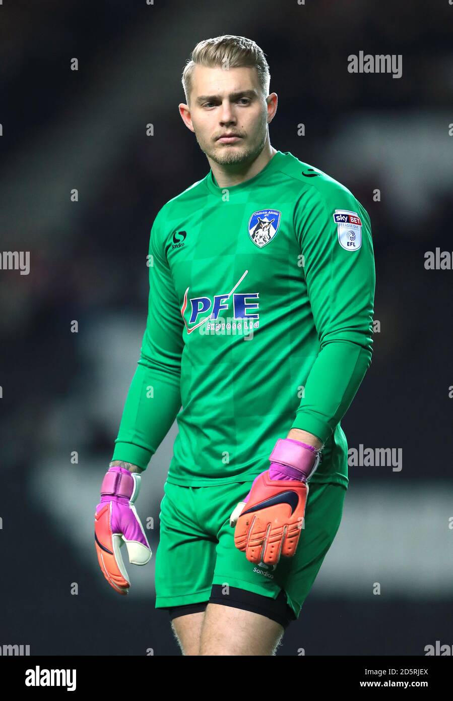 Oldham Athletic goalkeeper Connor Ripley Stock Photo - Alamy
