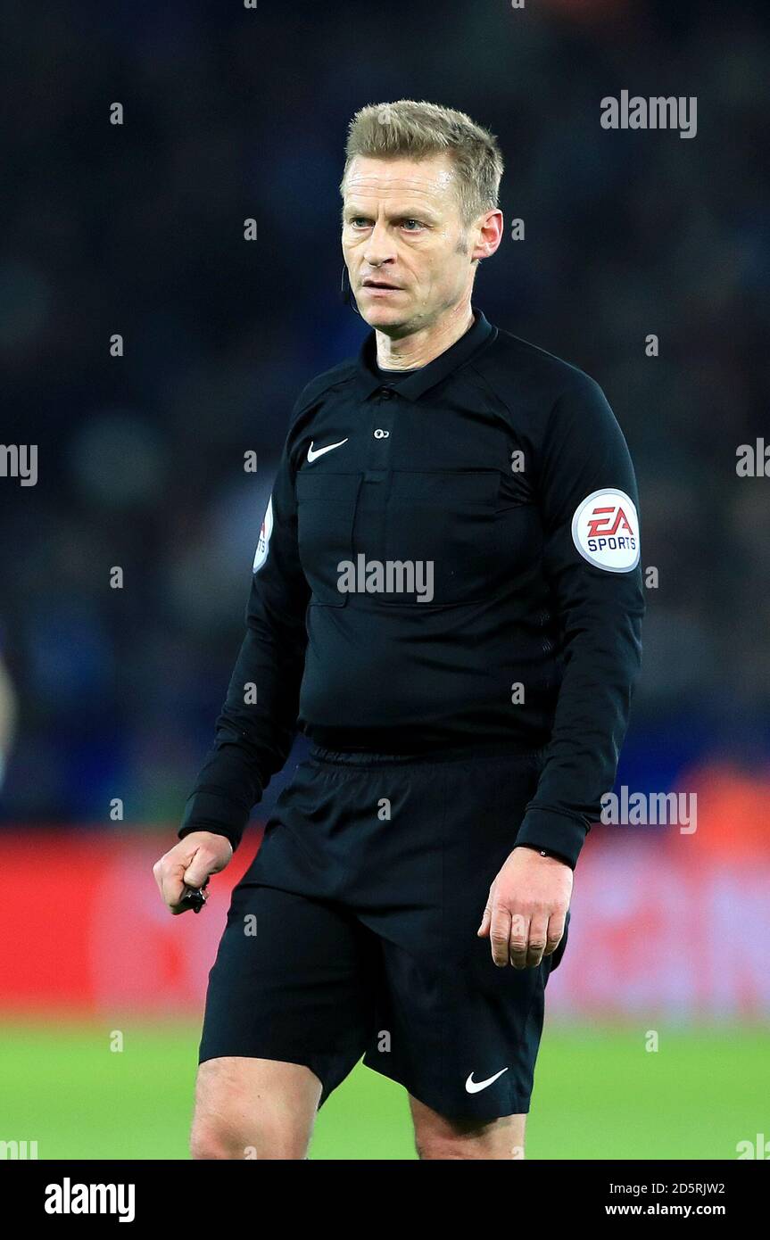 Match referee mike jones hi-res stock photography and images - Alamy