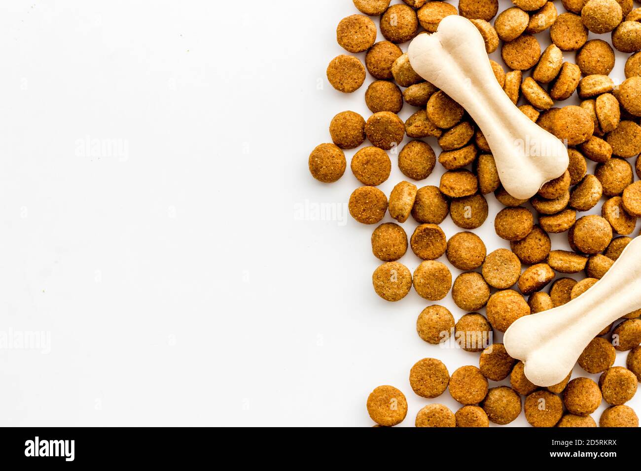 Dog pet food background. Top, overhead view Stock Photo - Alamy