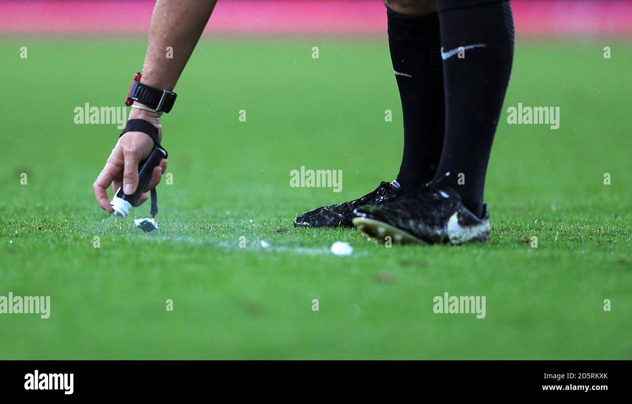 Referee Andre Marriner uses Vanishing spray Stock Photo - Alamy