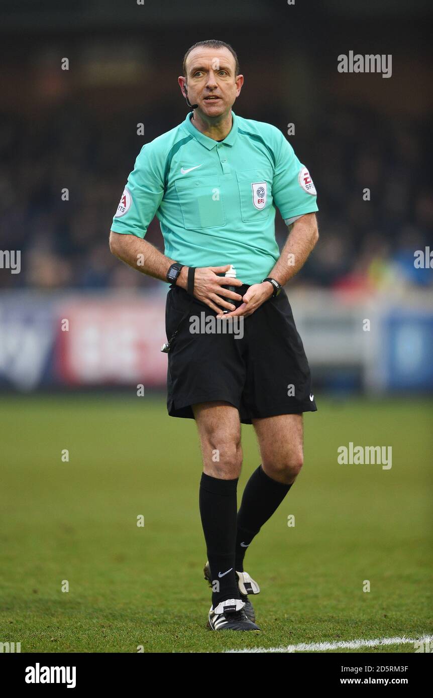 Match referee carl boyeson hi-res stock photography and images - Alamy