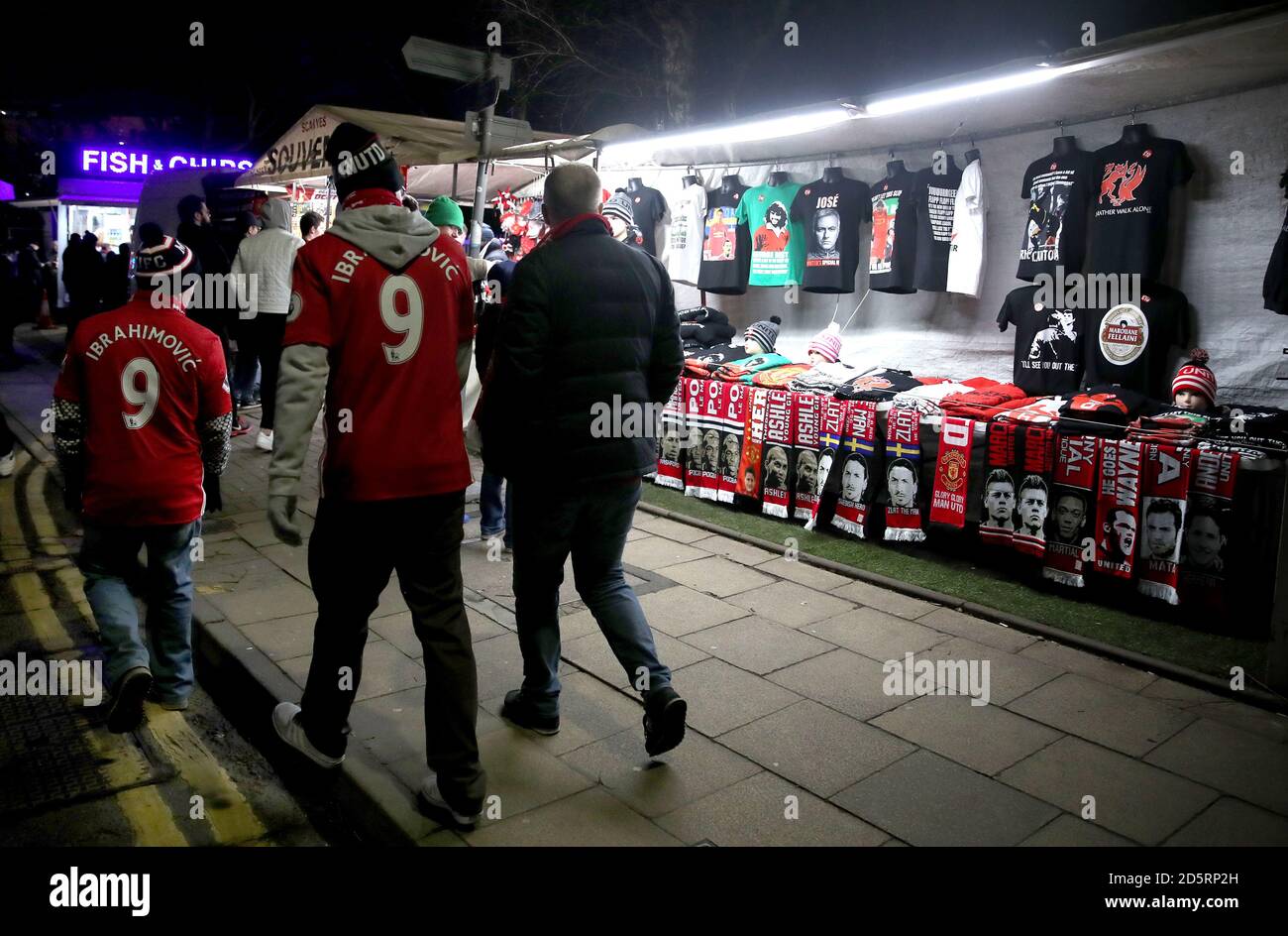 Manchester united fans walk hi-res stock photography and images - Alamy