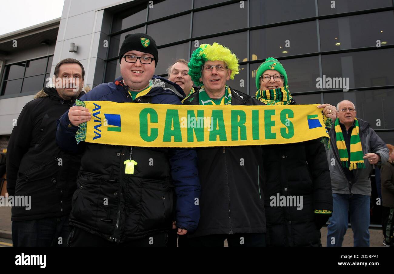 Norwich city fans make way to ground hi-res stock photography and ...
