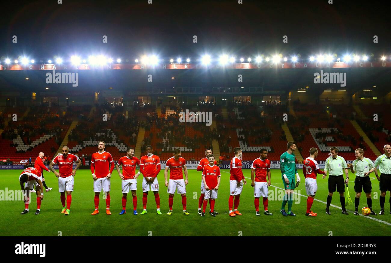 Charlton athletic players line up hi-res stock photography and images ...