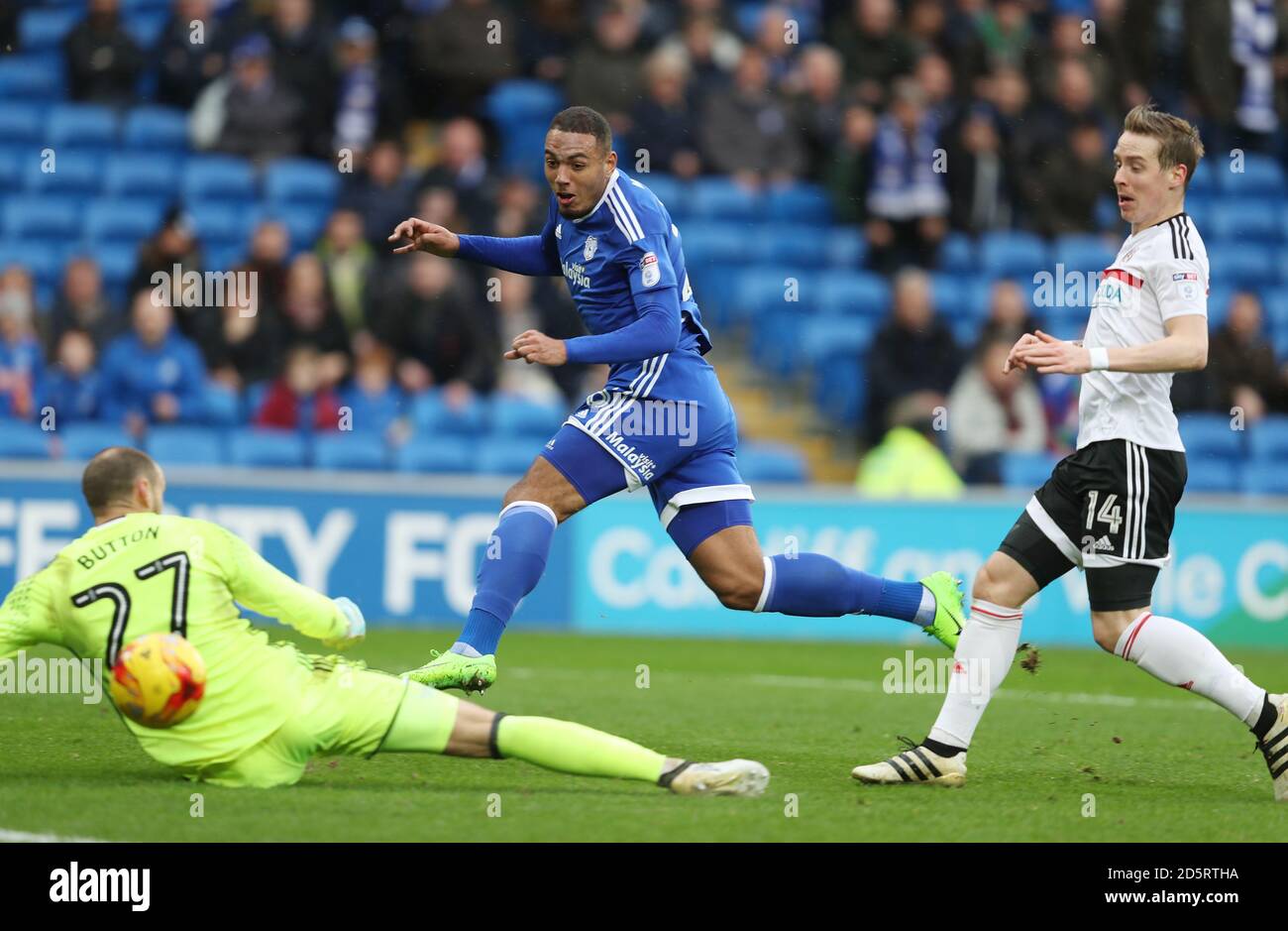 Cardiff City's Kenneth Zohore scores their first goal Stock Photo - Alamy