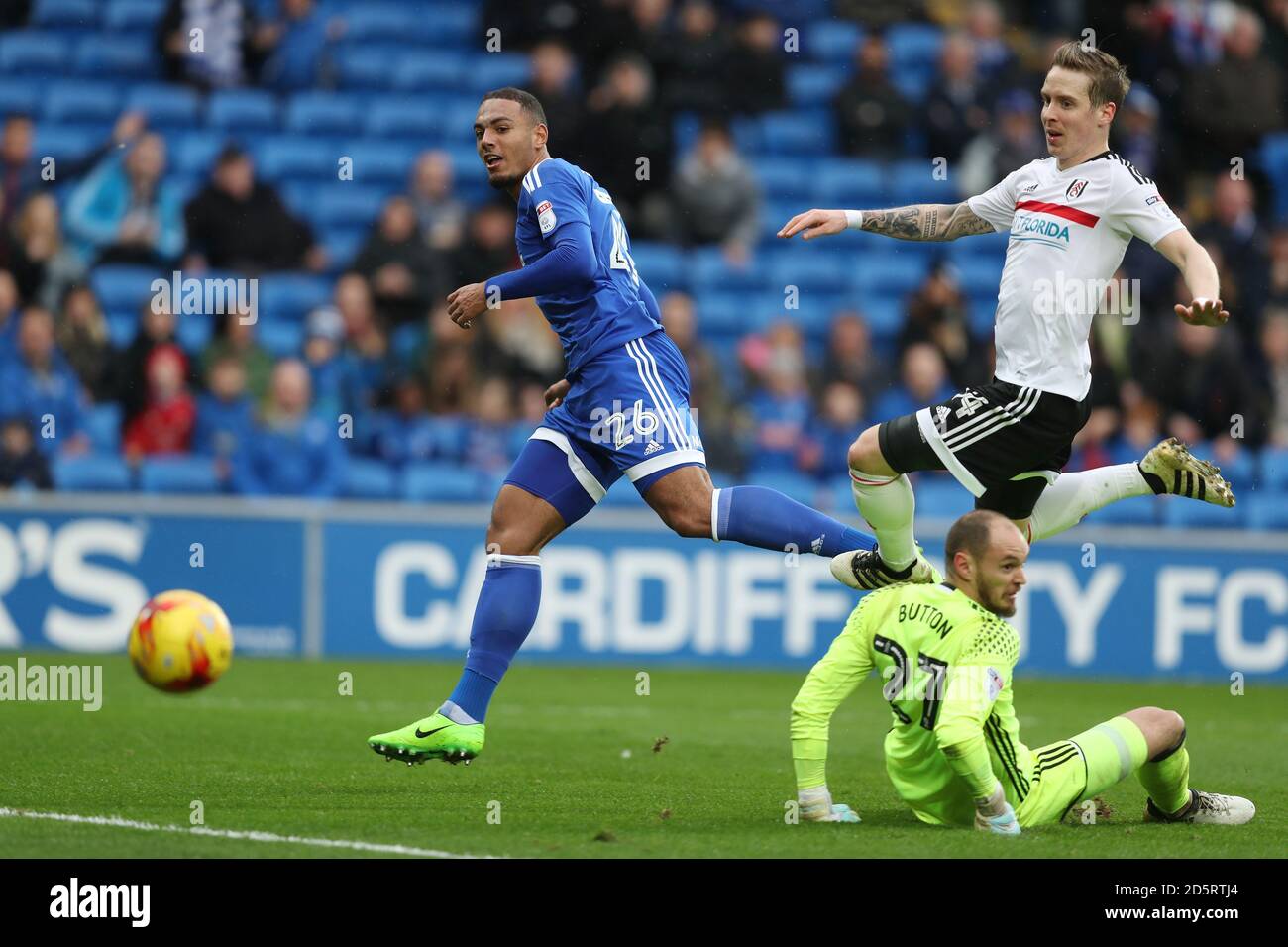 Cardiff City's Kenneth Zohore scores their first goal Stock Photo - Alamy