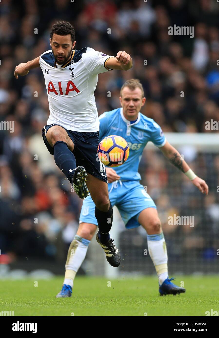 Tottenham Hotspur's Mousa Dembele controls the ball Stock Photo - Alamy