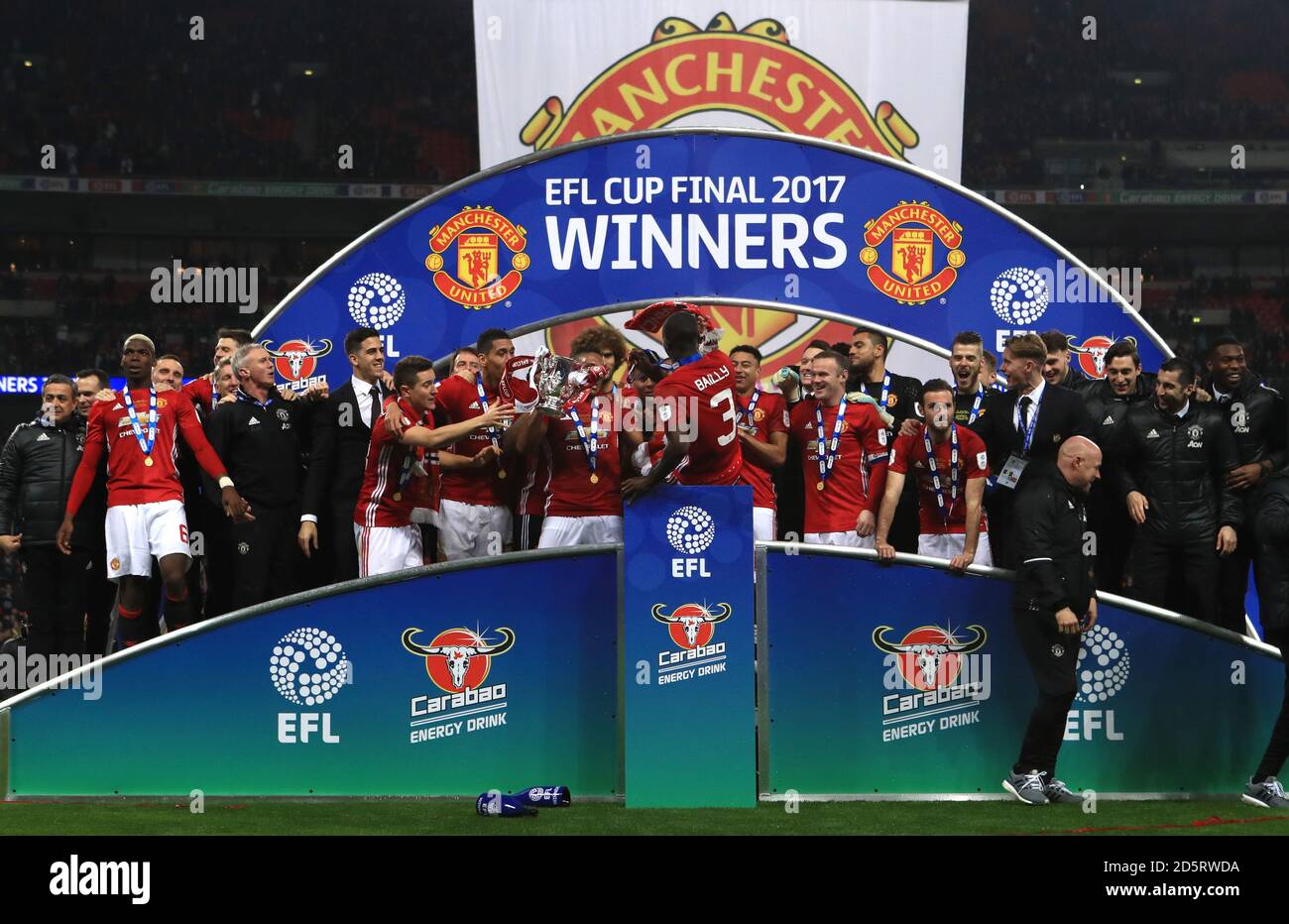 Manchester United players celebrate winning the EFL Cup Trophy Stock ...