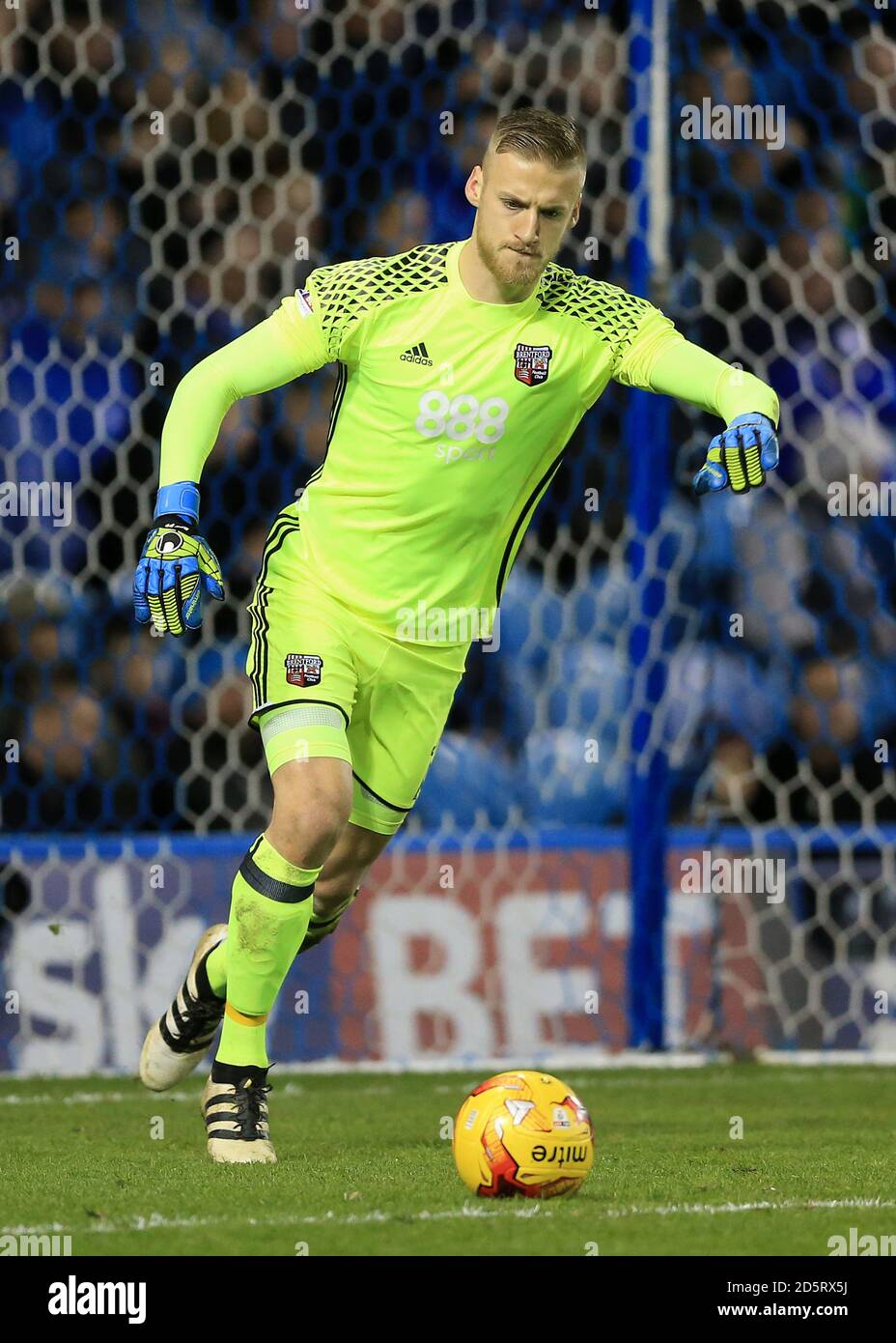 Brentford goalkeeper Daniel Bentley Stock Photo - Alamy