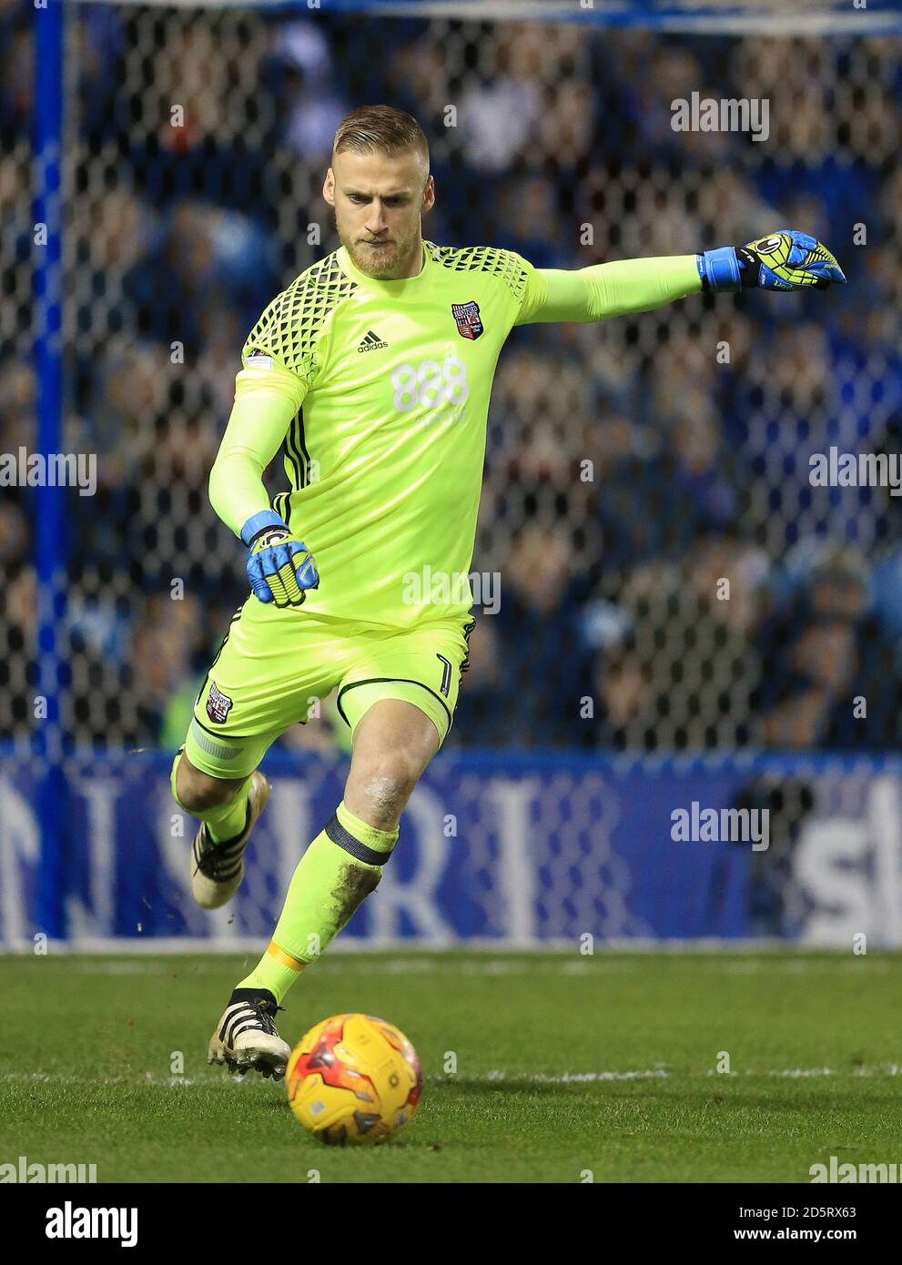 Brentford goalkeeper Daniel Bentley Stock Photo - Alamy