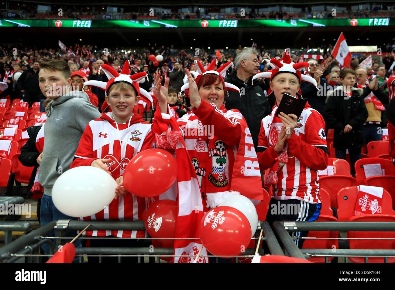 Southampton fans show their support hi-res stock photography and images ...