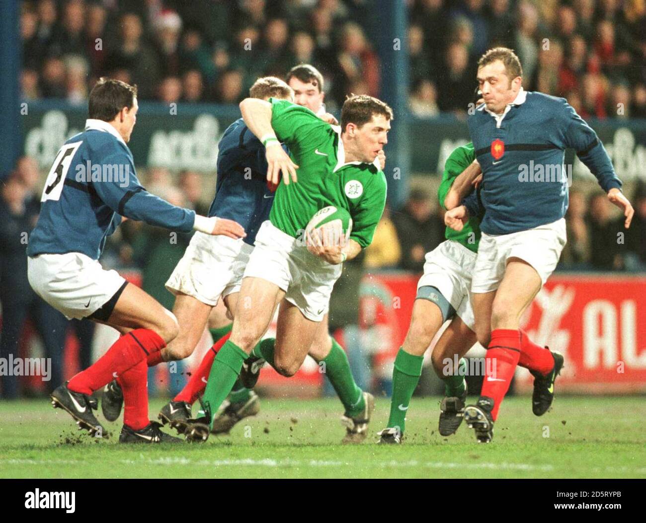 Ireland's Guy Easterby braks through the French defence Stock Photo - Alamy
