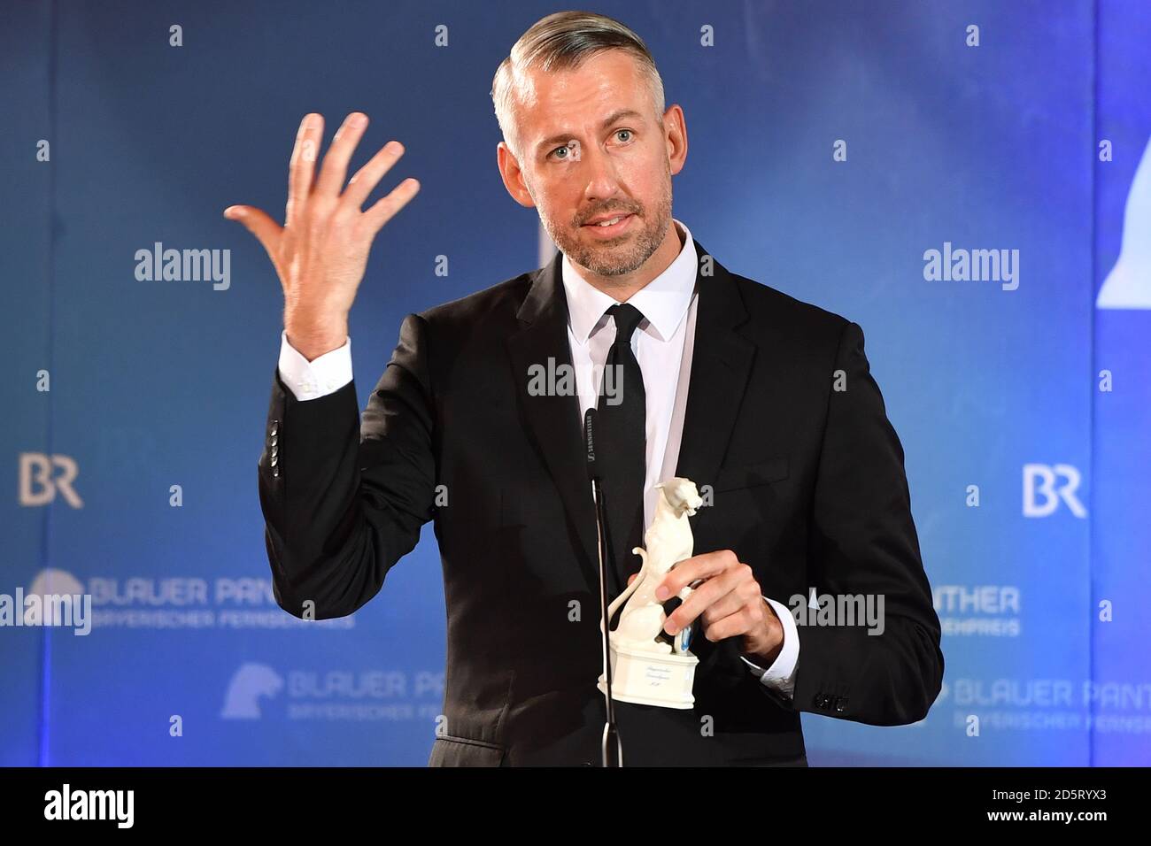 Sebastian Pufpaff with his award Blue Panther, gesture, single image ...