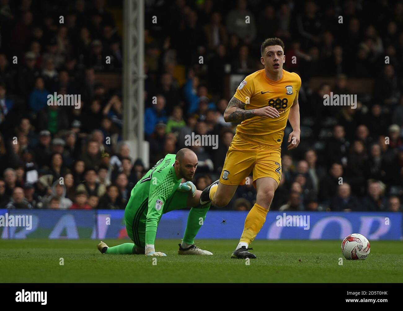 Preston North End's Jordan Hugill (right) and Fulham goalkeeper David ...