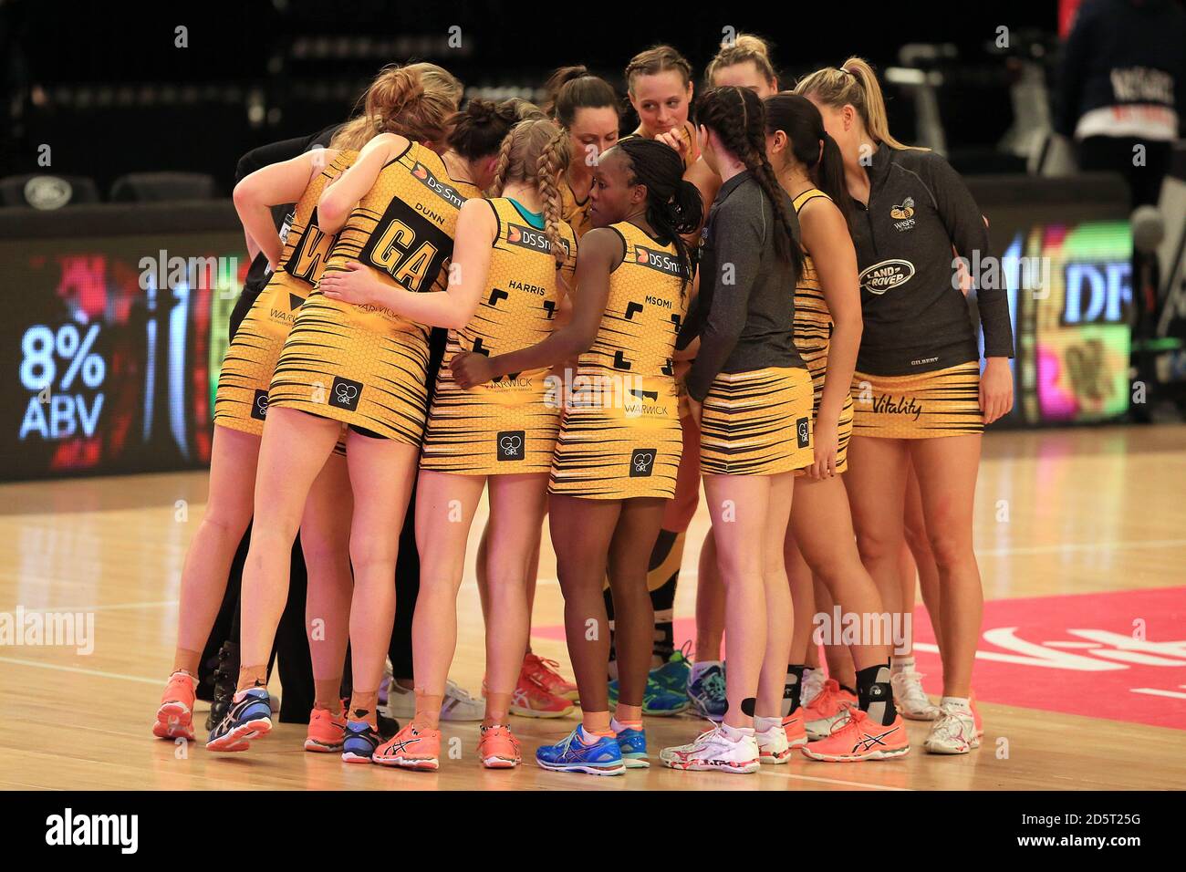 Wasps Netball players form a huddle Stock Photo - Alamy