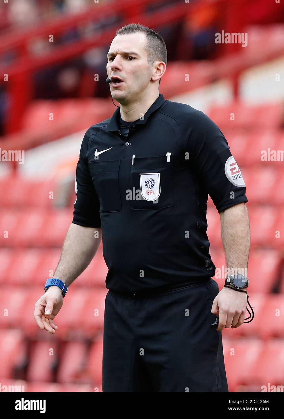 Match referee tim robinson hi-res stock photography and images - Alamy