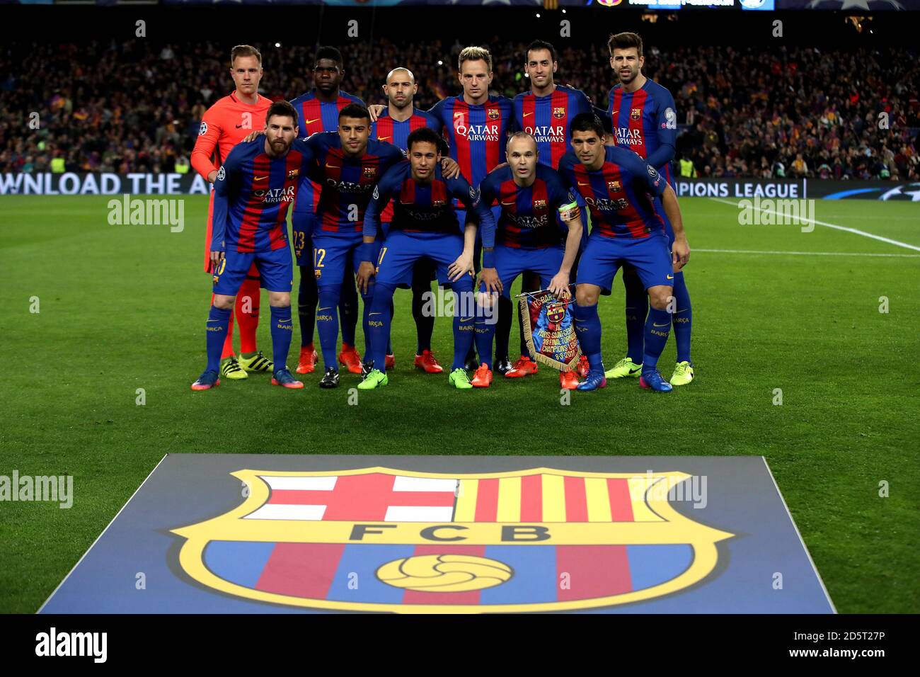 Barcelona players pose for a photograph before kick-off Stock Photo - Alamy