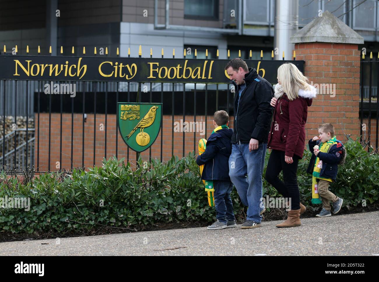 Norwich football crowd hi-res stock photography and images - Alamy