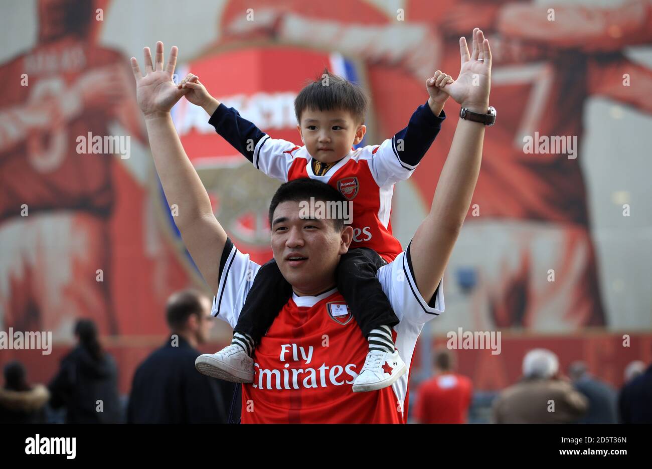 Arsenal supporters hi-res stock photography and images - Alamy