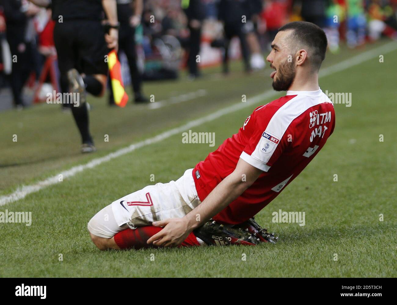 Charlton athletics tony watt celebrates scoring their goal hi-res stock ...