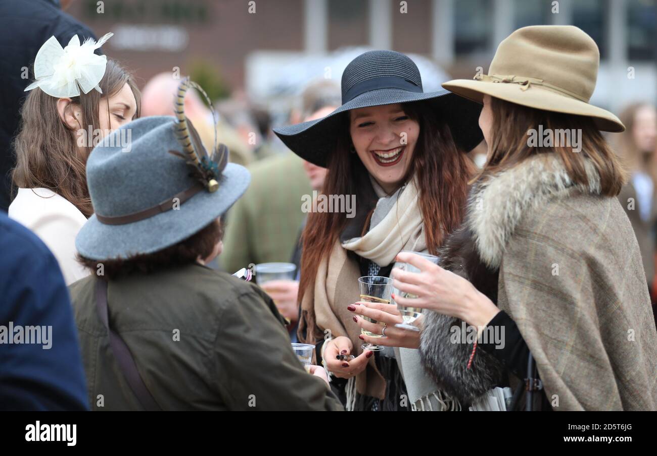 Female racegoers enjoy hi-res stock photography and images - Alamy