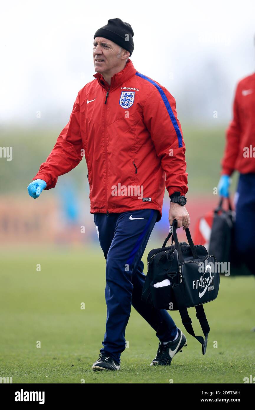 Football england physio hi-res stock photography and images - Alamy