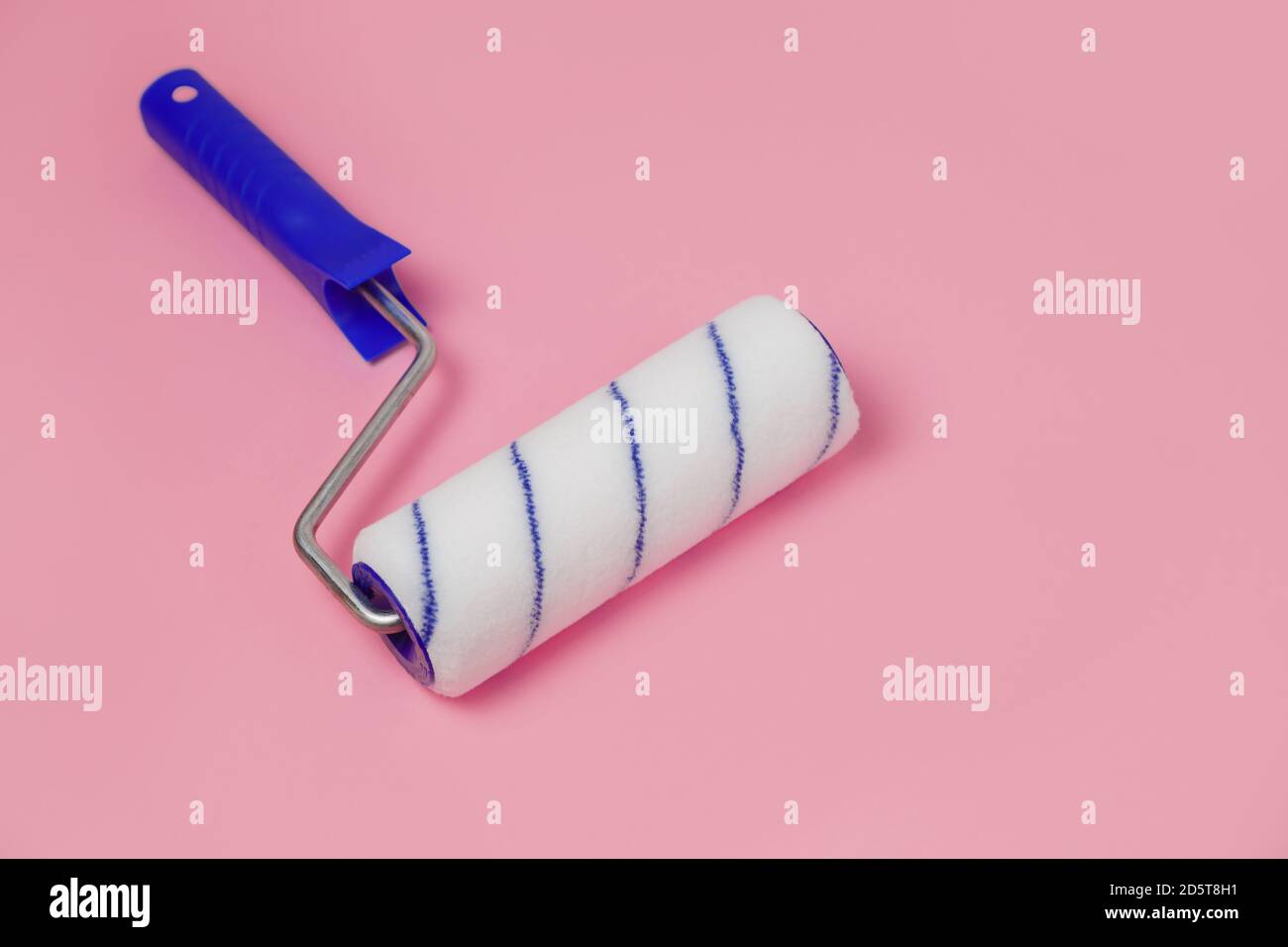 Paint roller isolated on pink Stock Photo - Alamy