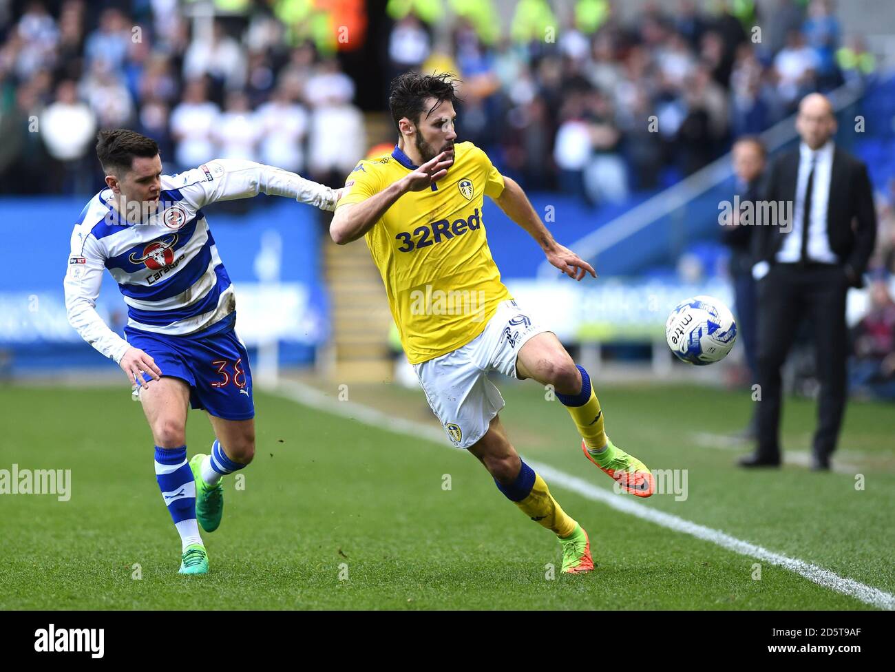 Reading's Liam Kelly and Leeds United's Alfonso Pedraza in action Stock ...