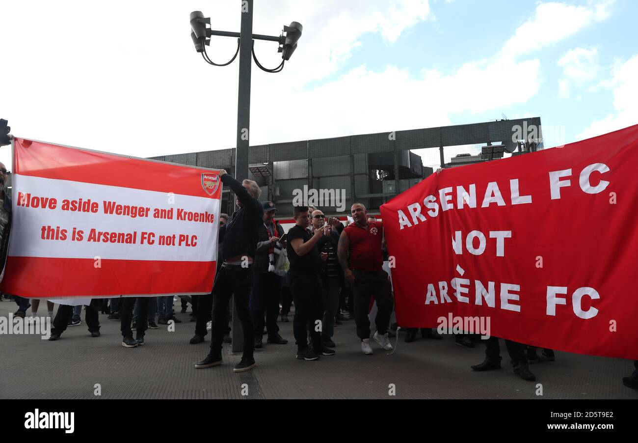 Arsenal fans protest outside the ground Stock Photo - Alamy