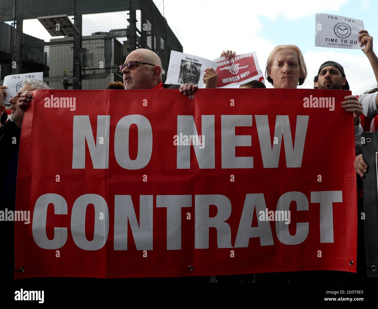 Arsenal fans protest outside the ground Stock Photo - Alamy