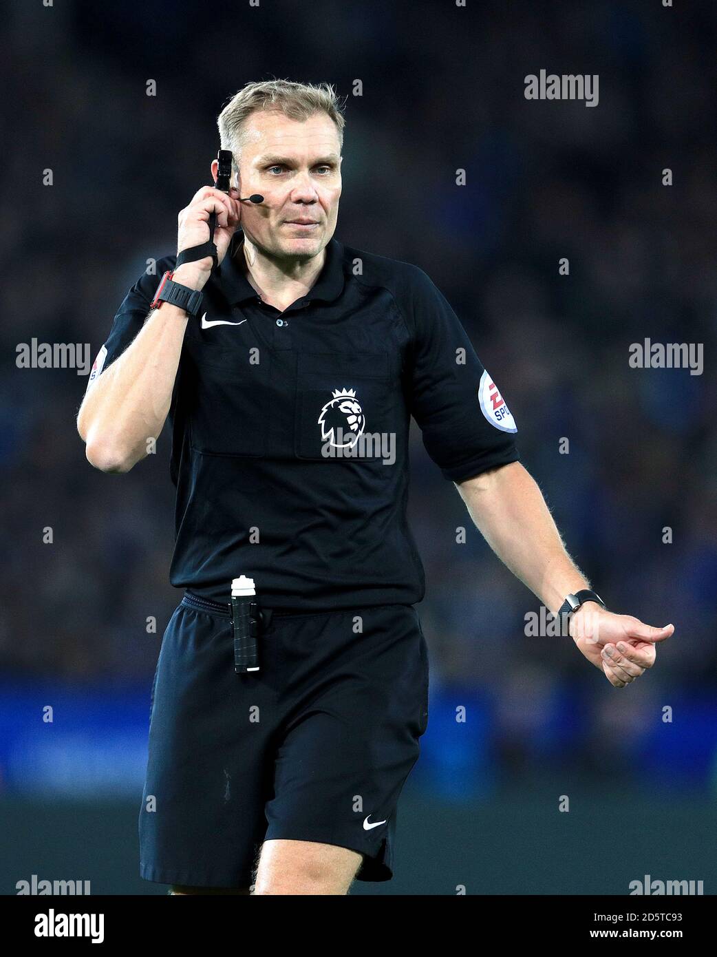 Match referee graham scott hi-res stock photography and images - Alamy