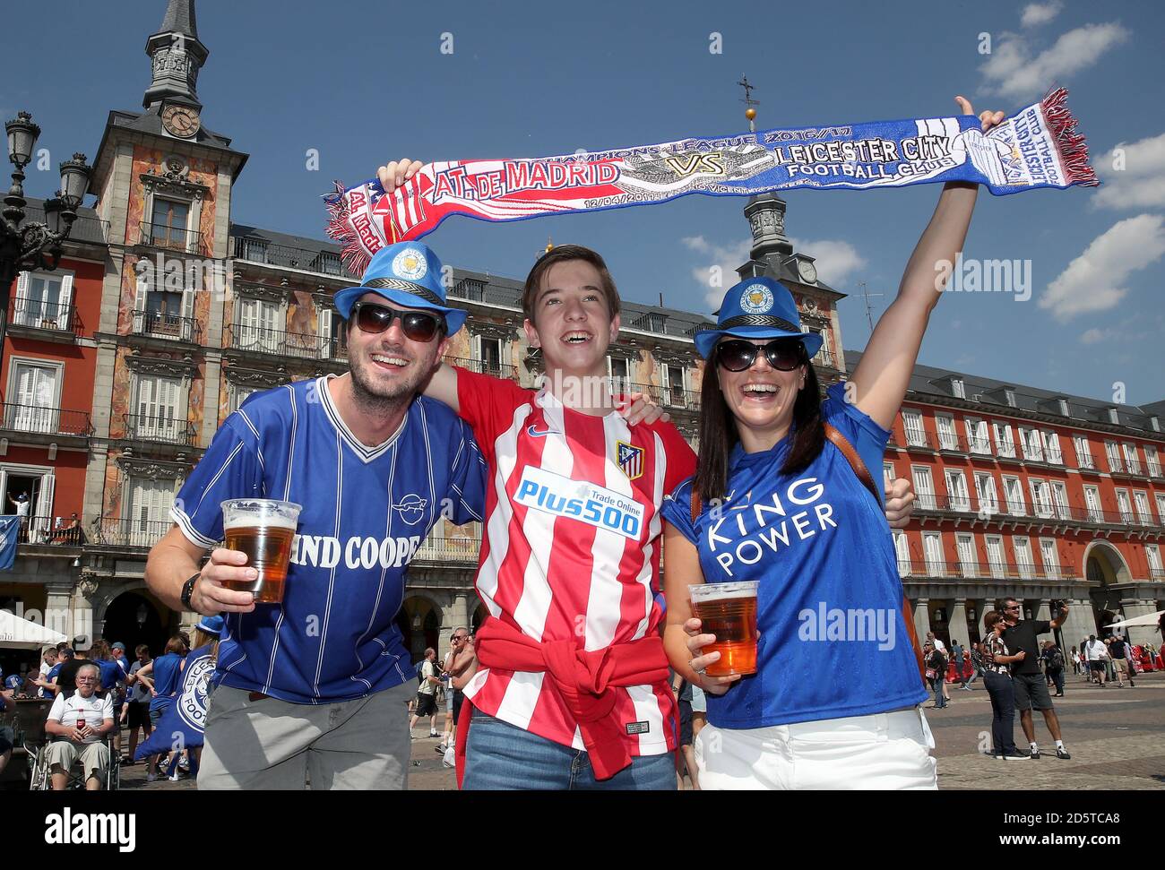 Half and half football scarf hi-res stock photography and images - Alamy