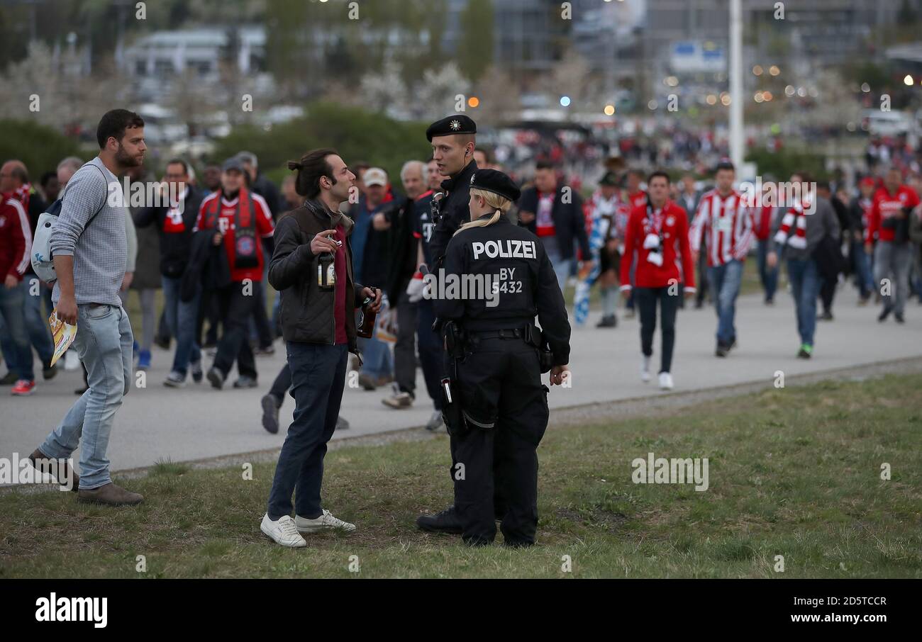 A fan talks to members of the police ahead of the game Stock Photo - Alamy