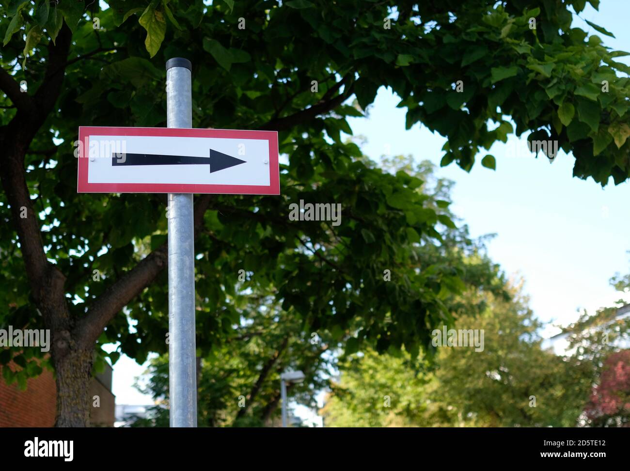 Directional sign with arrow pointing to the right Stock Photo - Alamy