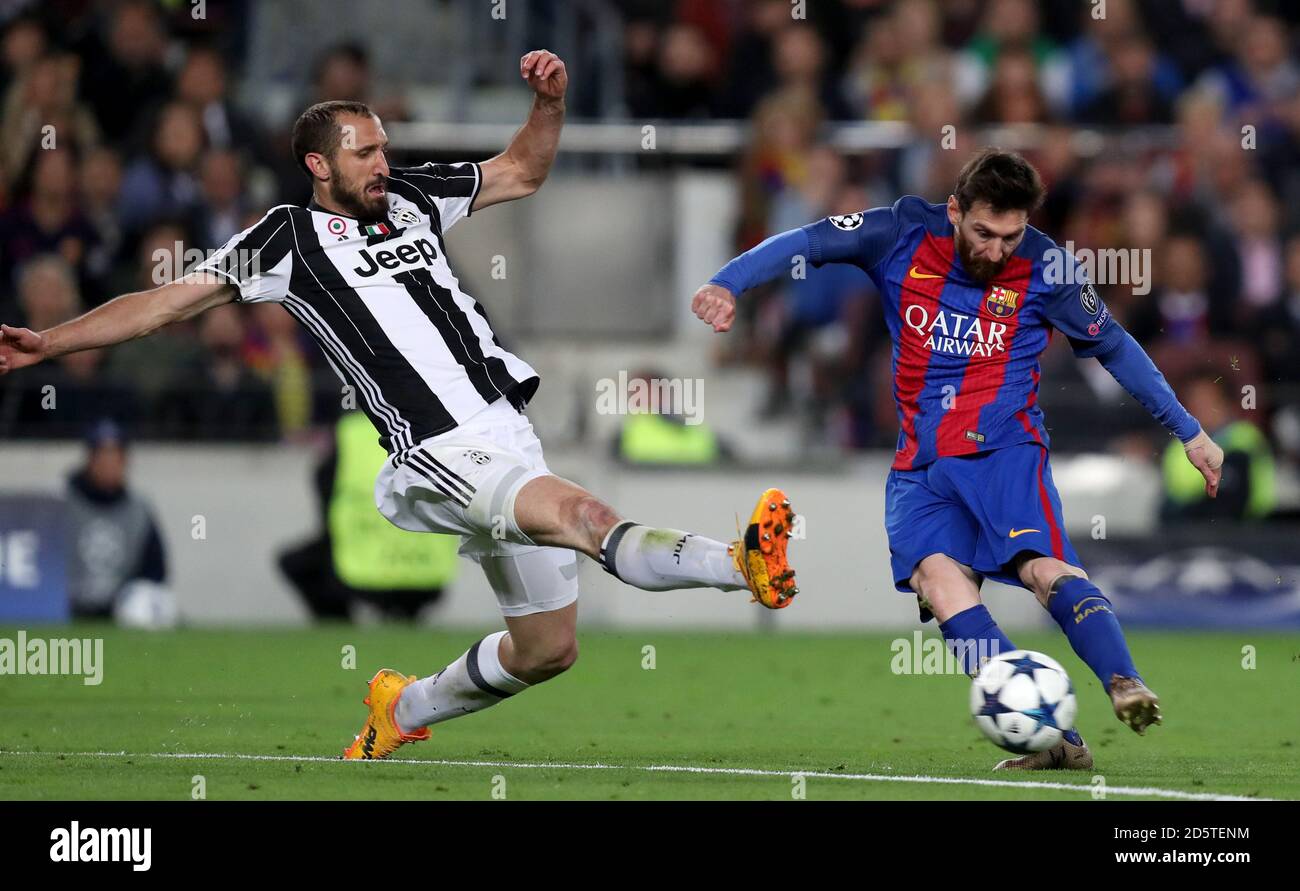 Barcelona's Lionel Messi (right) attempts a shot Stock Photo - Alamy
