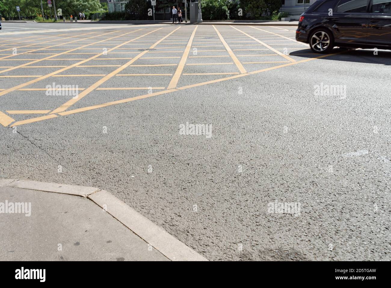 07 01 2020 Moscow, Russia. waffle road markings at intersections Stock ...