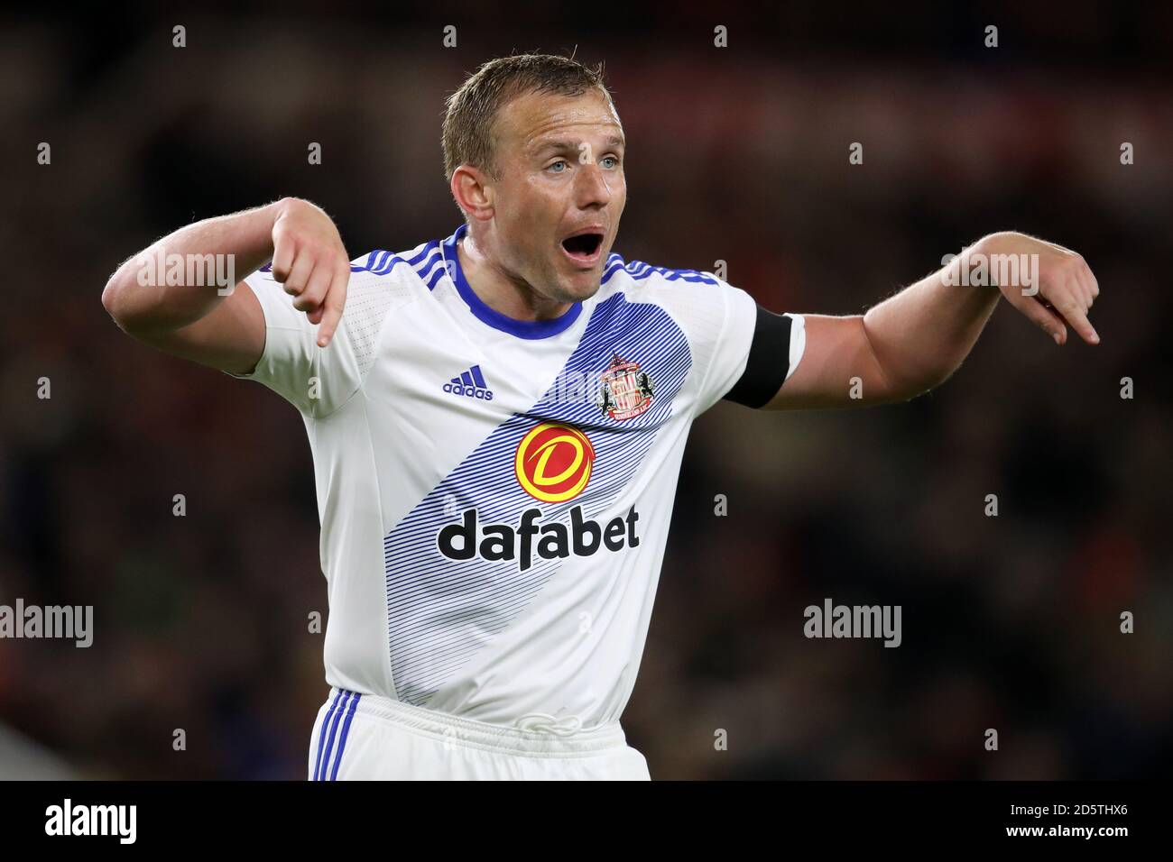 Sunderland's Lee Cattermole tries to motivate his side Stock Photo - Alamy