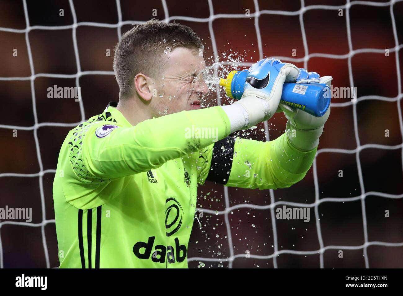 Sunderland goalkeeper Jordan Pickford splashes his face with water ...