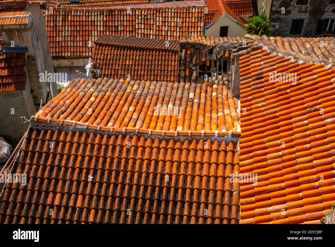 Red tile roof hi-res stock photography and images - Alamy
