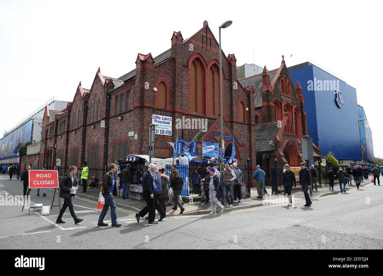 Fans outside goodison park hi-res stock photography and images - Alamy