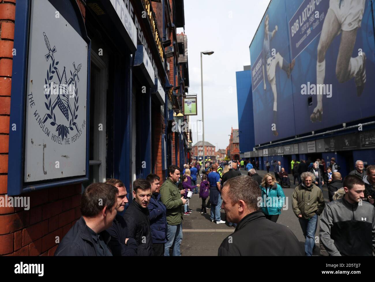 Fans outside goodison park hi-res stock photography and images - Alamy