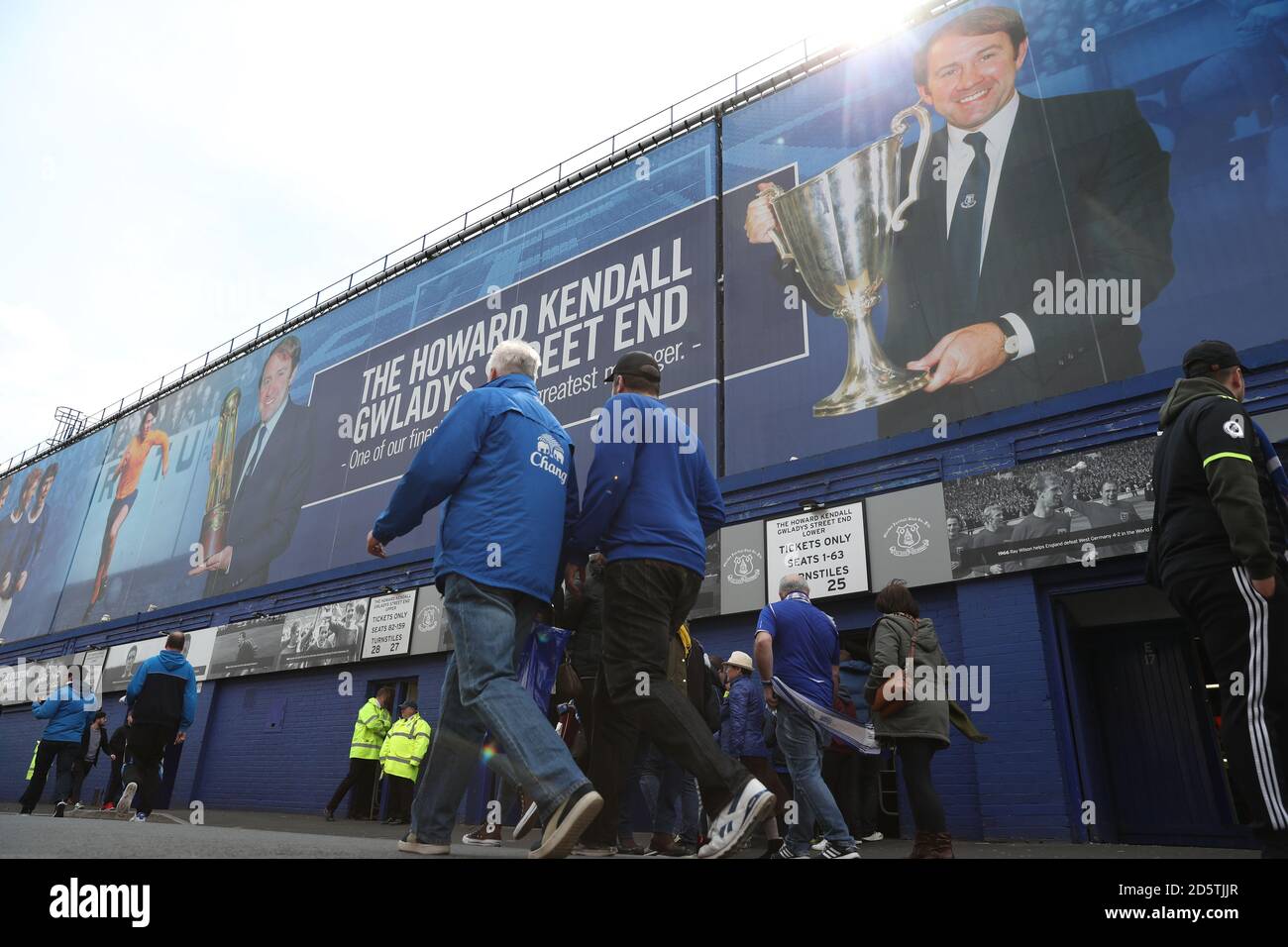 Fans outside goodison park hi-res stock photography and images - Alamy