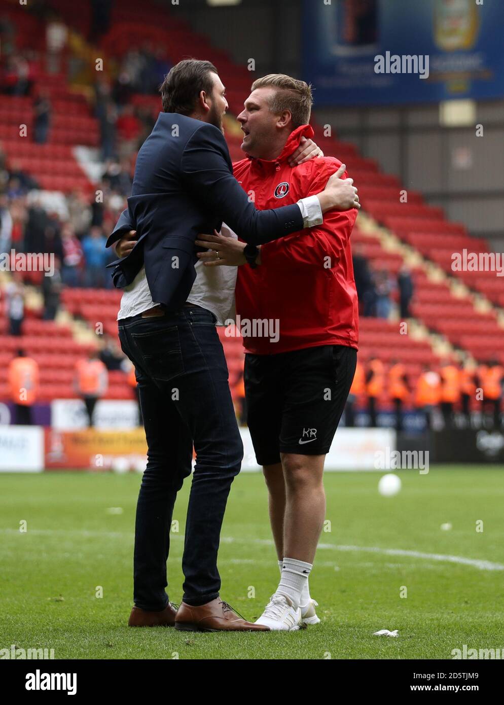 Running onto pitch hi-res stock photography and images - Alamy