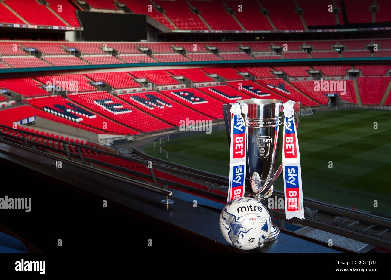 Efl championship trophy view hi-res stock photography and images - Alamy