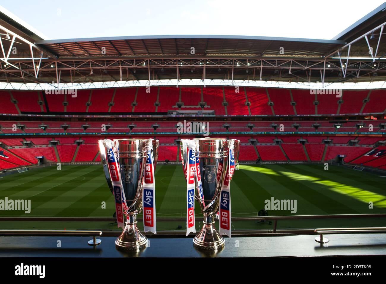 Efl championship trophy view hi-res stock photography and images - Alamy