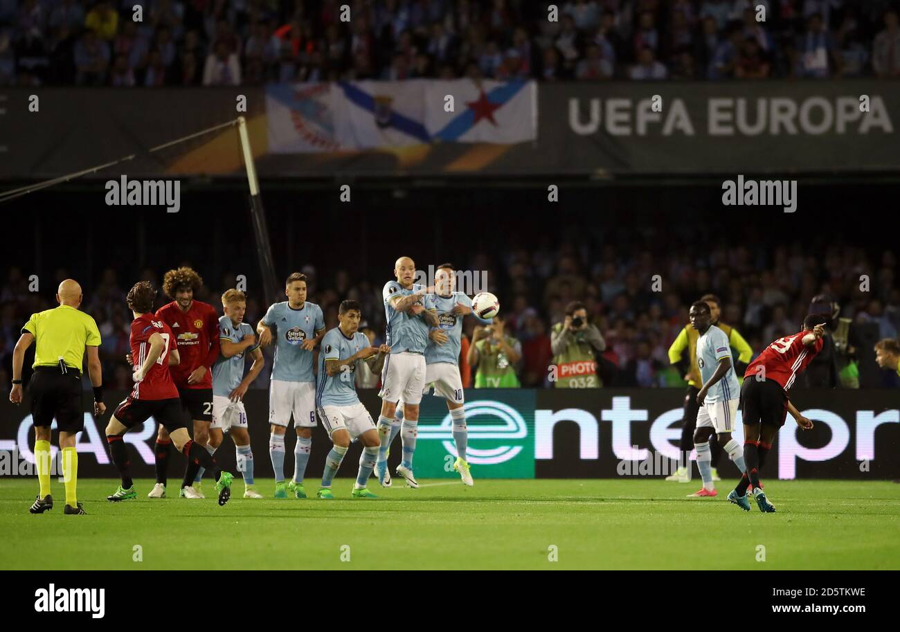 Manchester United's Marcus Rashford (right) scores his side's first ...